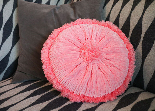 Bring Back the Nostalgic Charm of the '50s with this Retro-Style Round ...