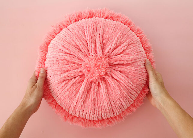 Bring Back the Nostalgic Charm of the '50s with this Retro-Style Round ...